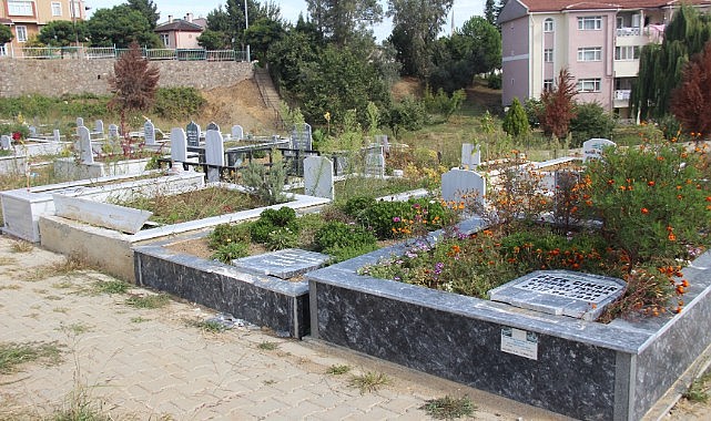 17 Ağustos mezarlığındaki mezar taşlarını kırdılar - ASAYİŞ - Gebze Yenigün